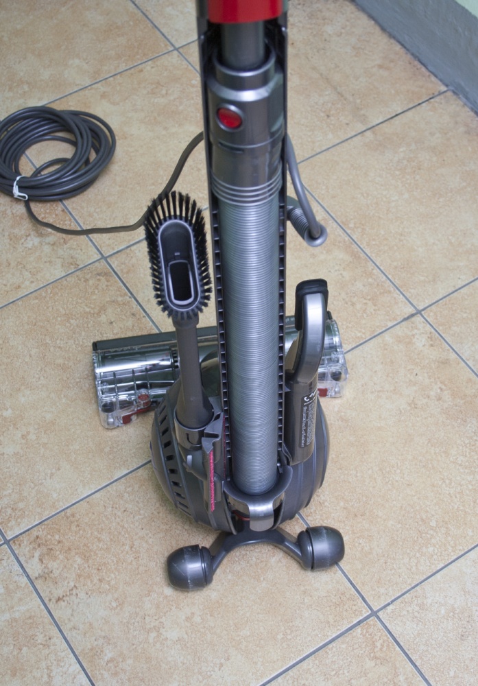 Тест вертикального пылесоса Dyson DC42 Allergy